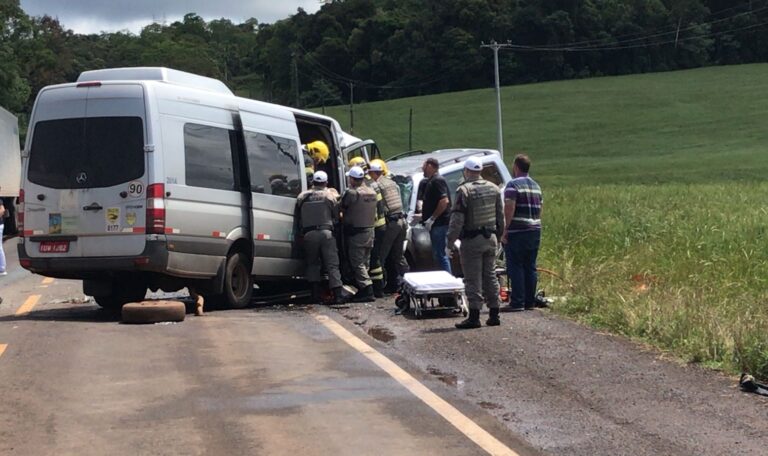 BR-480: Gravíssimo acidente de trânsito entre van escolar e caminhonete ...